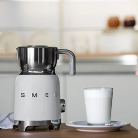 Bílý elektrický šlehač mléka Retro Style – SMEG