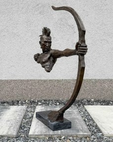 Velká bronzová socha - Mohykánský válečník s lukem