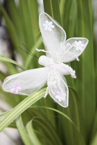 Bílý závěsný dekorační motýl 12cm