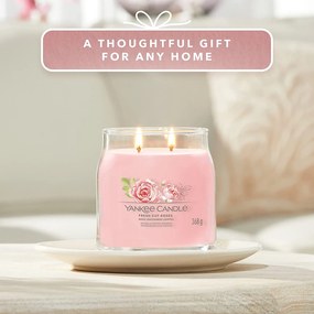 Yankee Candle vonná svíčka Signature ve skle střední Fresh Cut Roses 368g