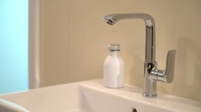 Hansgrohe Metris New, umyvadlová baterie s otočným výtokem a výpustí, chromová, 31087000