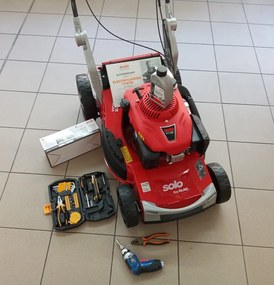 Sestavení a zprovoznění zahradní benzínové sekačky, včetně oleje