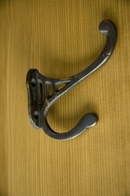 ART-STYLE Kovový věšák mosazný, výška 10 cm