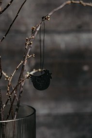Velikonoční závěsná dekorace slepička Edith Black Storefactory Scandinavia