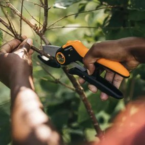 Nůžky zahradní jednočepelové Fiskars Plus™ PowerLever™ P741 (1057171)