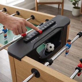 SPORTNOW stolní fotbal s 22 hráči, 2 míčky, protiskluzové rukojeti, počítadla skóre a šikmé nohy — rodinný herní stůl 121 x 87 x 77 cm, přírodní dekor