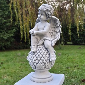 Betonová zahradní figurka Anděl na kouli 38 cm 7 kg Dekorativní figurka