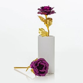 Dekorační dárková růže AMY jako imitace „zlaté růže“ ve fialové barvě.