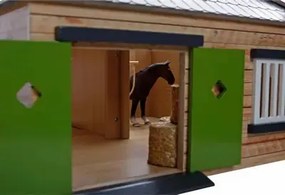 KIDS GLOBE Dřevěná stavebnice Stáj pro koně / 1:24 / 3 boxy / od 4 let