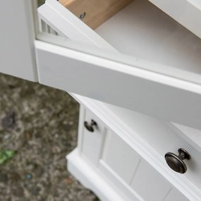 Massive home | Belluno Elegante bílá úzká vitrína z masivu s dubovou deskou levá