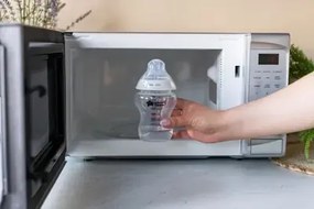 Tommee Tippee Natural Start samosterilizační kojenecká lahev s ANTI-CO