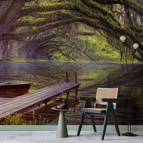 Fototapeta Ticho a harmonie - letní krajina s jezerem a člunem obklopeným stromy