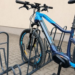 Stojan na kola s uzamčením KS-370 | KACERLE Barva: prášková barva (antracit), Počet kol: pro 3 kola, Osová vzdálenost mezi držáky: 40 cm