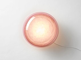 Designová stolní lampa Brokis Macaron M, PC1039 Barva skla: tmavá rosé - transparentní sklo (CGC1625), Základna: Dub evropský - černě mořený (CSFB1574), Disk: BROKISGLASS - triplex opál mat (CSOP1578)