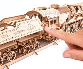 Ugears 3D dřevěné mechanické puzzle V-Express parní lokomotiva 4-6-2 s tendrem