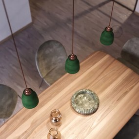 creative cables Závěsná lampa s textilním kabelem, keramickým stínidlem tvaru vázy s kovovými detaily Barva: Lesklá bílá