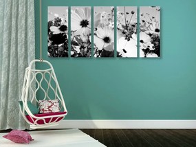 5-dílný obraz louka jarních květin v černobílém provedení - 200x100 cm