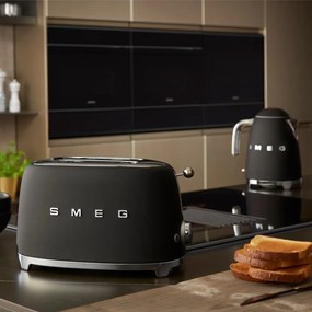 Matně černý topinkovač Retro Style – SMEG