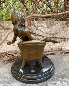 Erotická bronzová socha soška - Nahá sexy žena na křesle 2