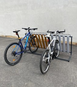 Dřevěný stojan na kola s kovovým rámem KACERLE (KS-500) Počet parkovacích míst: pro 4 kola, Barva dřeva: teak