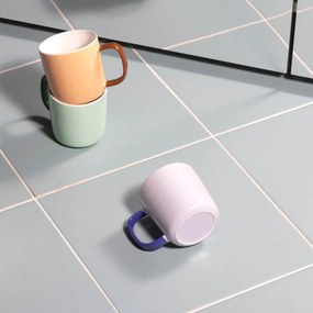 Fialový hrnek z kostního porcelánu 370 ml Mae – ONA