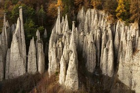 DIMEX | Samolepicí vliesová fototapeta na zeď Rittenské přírodní pyramidy MA-5-1698 | 375 x 250 cm | zelená, krémová, šedá