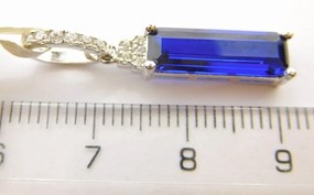 Klenoty Budín Dámský stříbrný přívěsek se zirkony a velkým modrým safírem 925/1000 SVLP32545F2