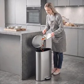 HOMCOM Odpadkový koš s víkem Soft-Close, pedálový koš s vyjímatelným vnitřním kbelíkem 30L, stříbrný