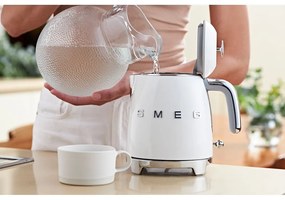 Bílá rychlovarná konvice z nerezové oceli 800 ml Retro Style – SMEG