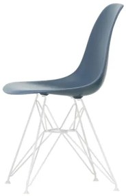 Eames Plastic Chair DSR bíle lakovaná mořská modrá černé na koberec Vitra