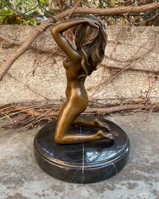 Erotická bronzová socha soška - Nahá sexy žena 1