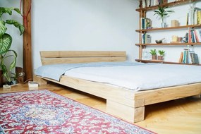 Nízká dubová postel s čelem z fošen 200x200