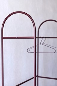 Vínový kovový stojan na oblečení 92x186x39 cm Arch – Mette Ditmer Denmark