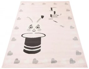 Dětský kusový koberec HAPPY E662A Zajíc v klobouku srdíčka růžový Rozměr: 140x200 cm