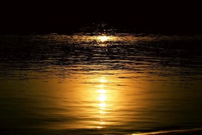 DIMEX | Samolepicí vliesová fototapeta na zeď Měsíční svit na vodě MA-5-2307 | 375 x 250 cm | černá, žlutá, oranžová