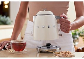 Krémová rychlovarná konvice z nerezové oceli 800 ml Retro Style – SMEG