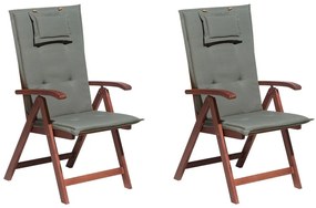 Sada 2 dřevěných zahradních židlí s šedými polštáři TOSCANA Beliani