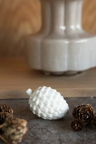 Keramická dekorace šiška Bergvik White 5 cm Storefactory Scandinavia