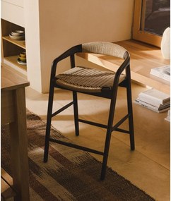 Hnědá barová židle s područkami z dubového dřeva (výška sedáku 65 cm) Derile – Kave Home