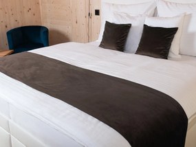 Biante Sametový přehoz/běhoun na postel Velvet Premium SVP-016 Tmavě hnědý 50x140 cm