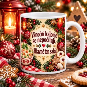 Vtipný vánoční hrnek 300 ml s hláškou „Vánoční kalorie se nepočítají. Hlavně ten salát.“ Originální dárek pro milovníky českých Vánoc.