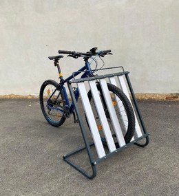 Dřevěný stojan na kola s kovovým rámem KACERLE (KS-500) Počet parkovacích míst: pro 4 kola, Barva dřeva: přírodní (bez povrchové úpravy)