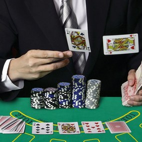 Costway 500-dílná kasino pokerová sada s žetony a hracími kartami a kostkami