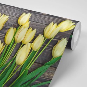 Samolepící fototapeta žluté tulipány na dřevěném podkladu