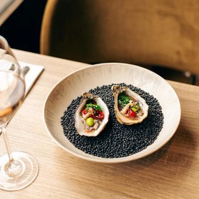 Světle šedý hluboký porcelánový talíř ø 21 cm Nuance – BonBistro