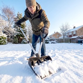 Outsunny Sněhový pluh 45 cm široký, plastová lopata na sníh s ergonomickou přídavnou rukojetí, odháněč sněhu s hliníkovou násadou a kovovým okrajem