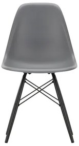 Eames Plastic Chair DSW černě lakovaný javor grafitová bílé na koberec Vitra