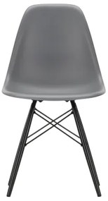 Eames Plastic Chair DSW černě lakovaný javor grafitová černé na koberec Vitra