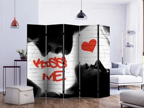 Pokojová zástěna Kiss me II - černý pár a anglické nápisy na cihlové zdi