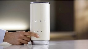 Krémový plastový elektrický šlehač mléka 120 ml – SMEG